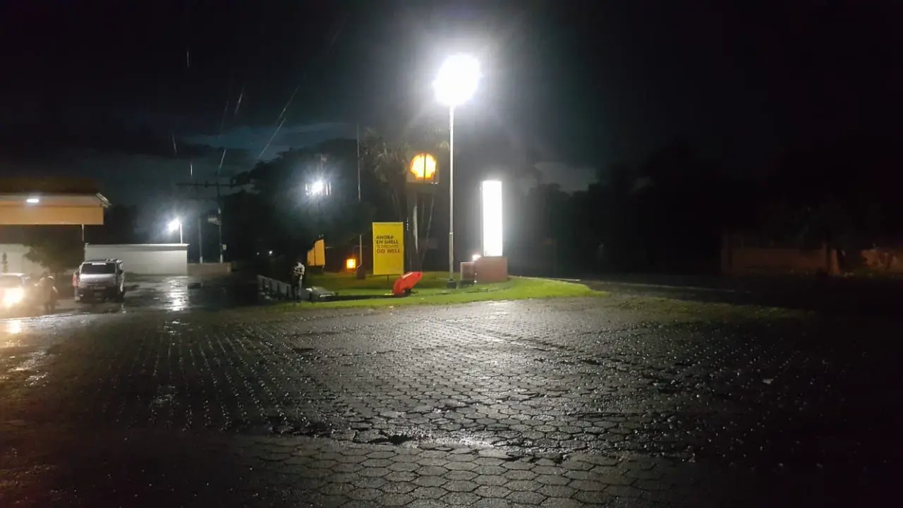 Atlas Solar Street Lights for Commercial Gas Stations in Guatemala - Sresky